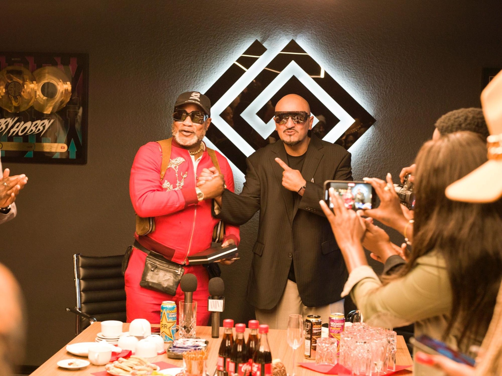 Afrobeat-Legende Koffi Olomidé unterschreibt bei Goldmann